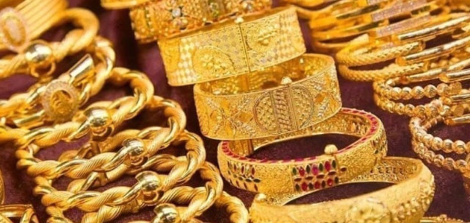 Gold price in Pakistan falls Rs3,800 per tola