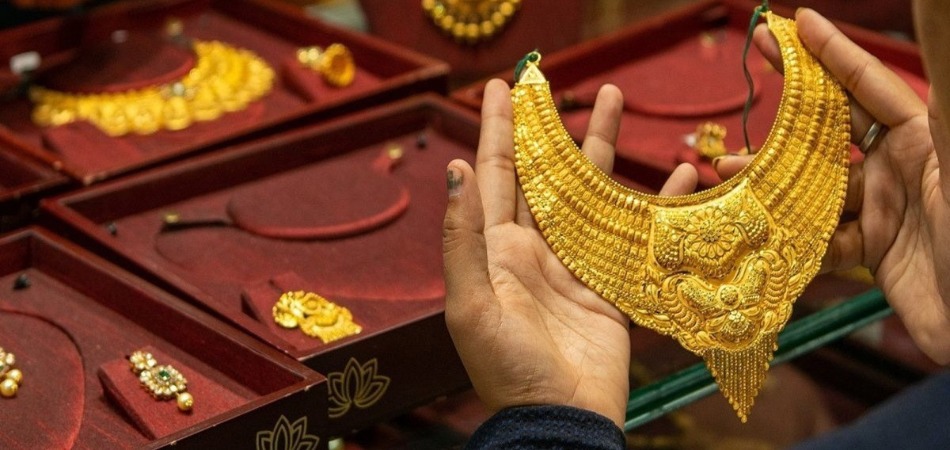 Gold price in Pakistan falls Rs2,400 per tola